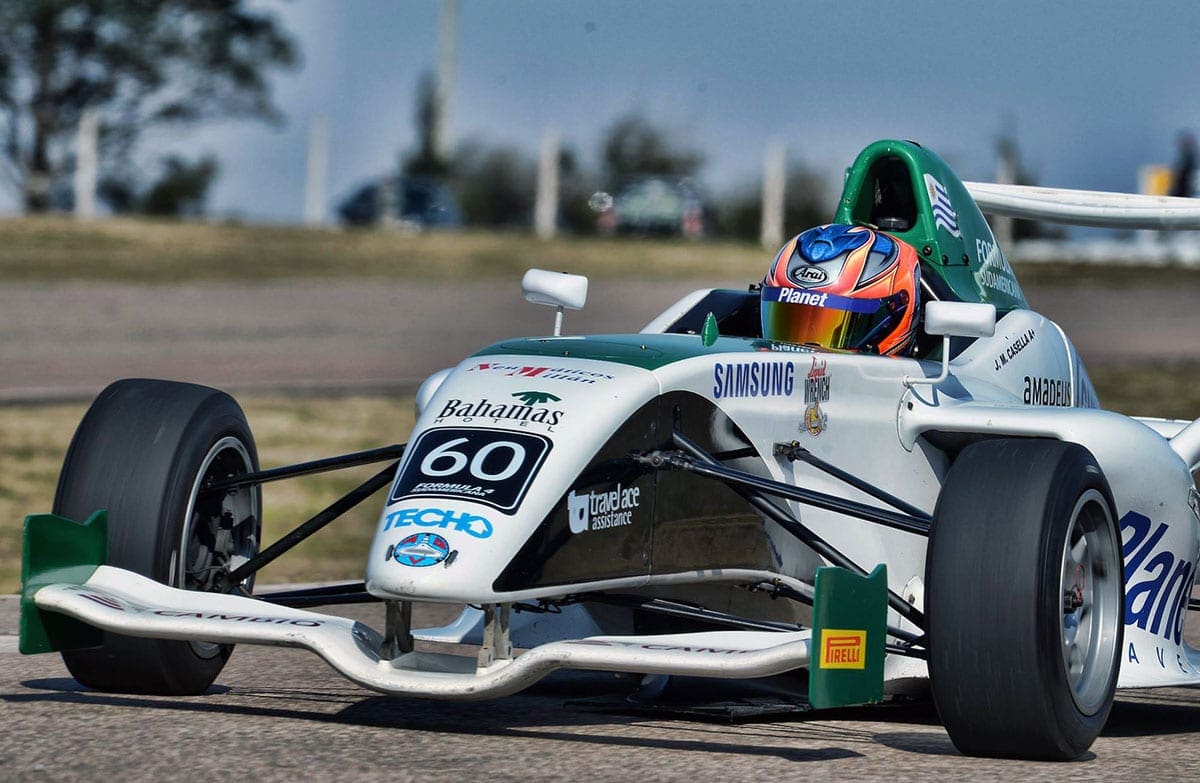 Juan Manuel Casella continua imbatível e marca a pole em Mercedes