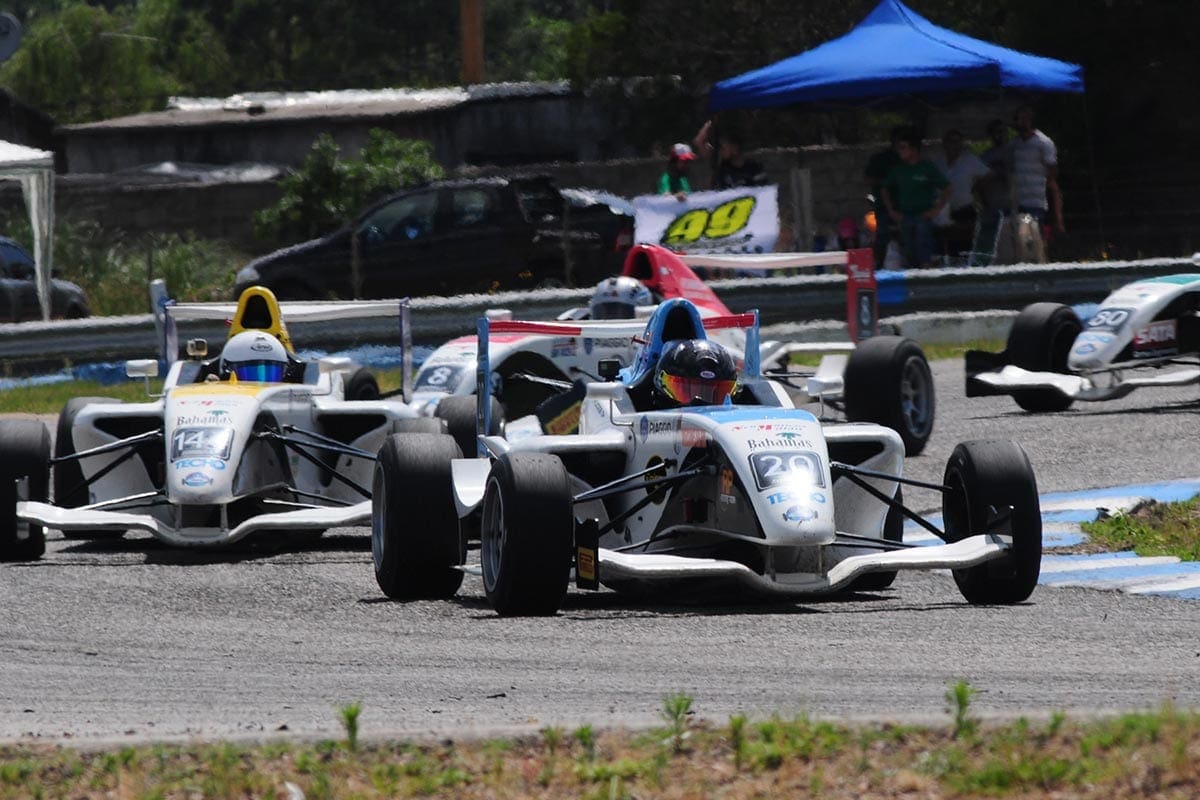 Rodrigo Pflucker se livra das confusões e vence primeira corrida em El ...