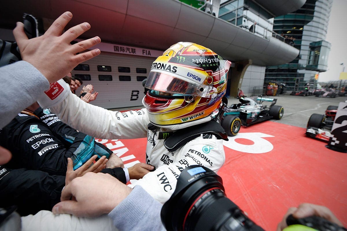 Lewis Hamilton comemora vitória "incrível" na China