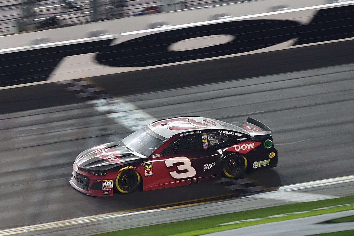 Austin Dillon vence em Daytona na última volta da prova