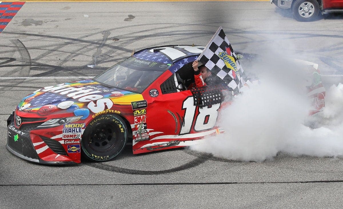Kyle Busch vence disputa acirrada contra Larson em Chicago
