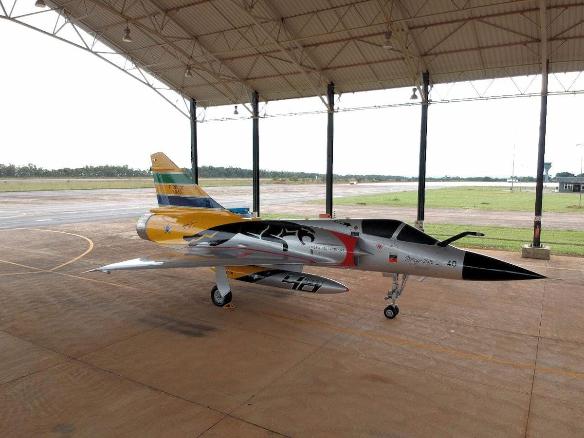 Ayrton Senna é homenageado com avião estilizado da Força Aérea Brasileira