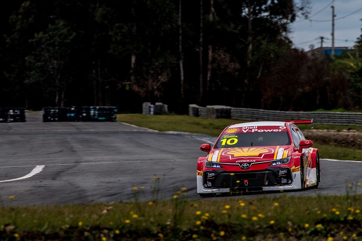 Shell põe Corolla de Ricardo Zonta na pista para shakedown