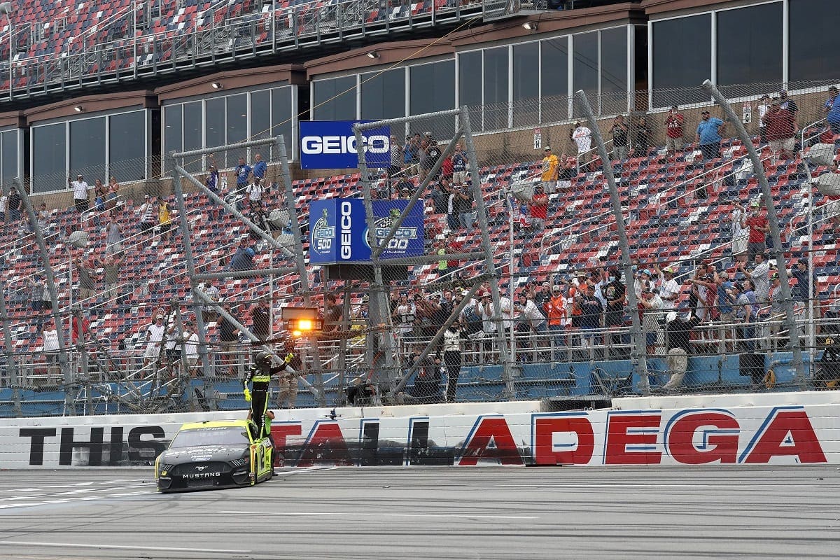 Ryan Blaney vence corrida da Nascar em Talladega com chegada emocionante
