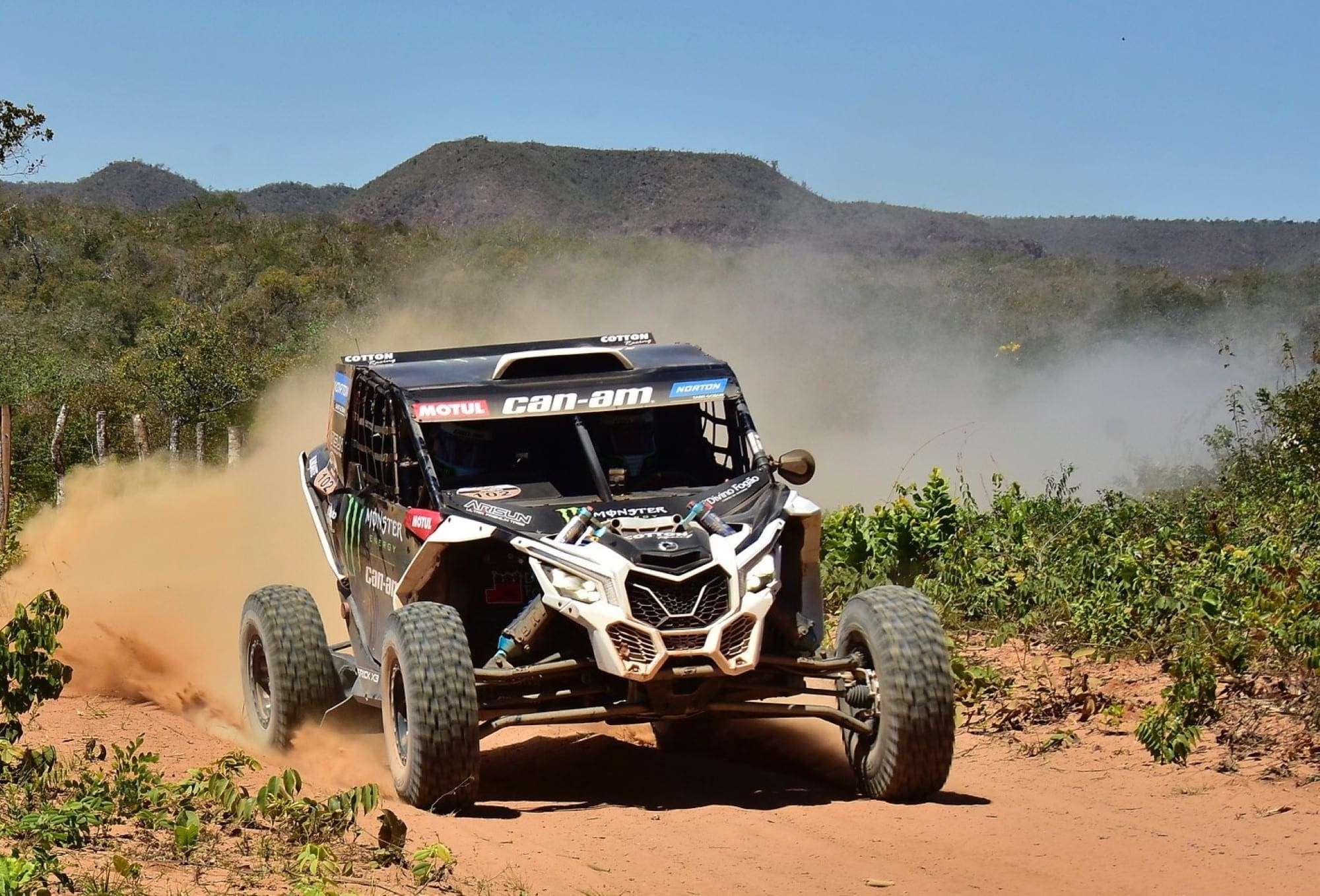 Equipe Can-Am Monster Energy tem início forte no RN1500