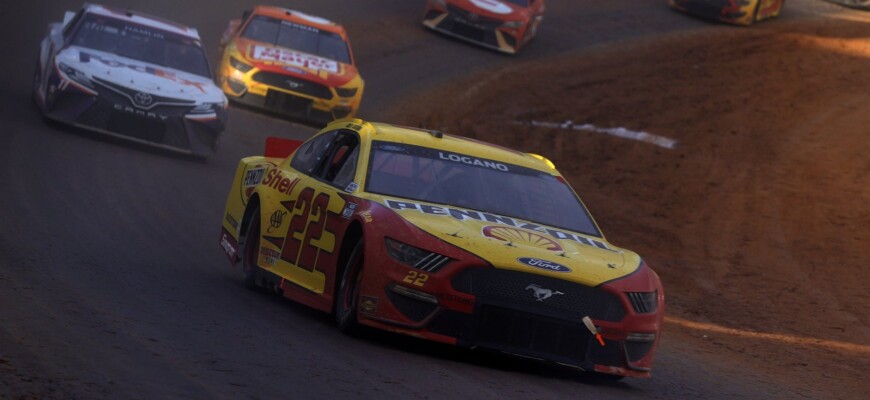 Logano vence corrida da Nascar em pista de terra