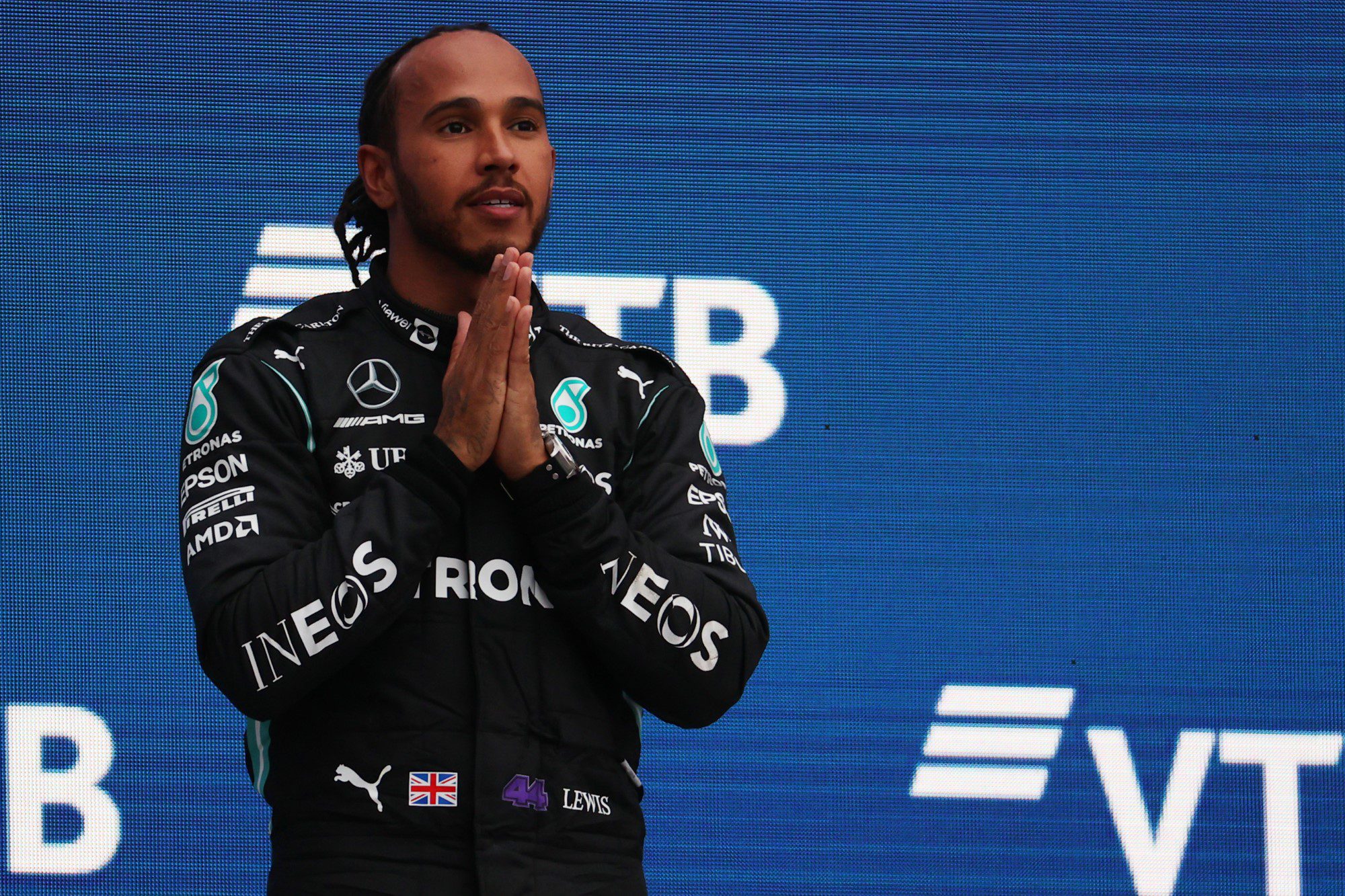 Hamilton diz que o 100º triunfo na F1 foi um 'momento mágico'