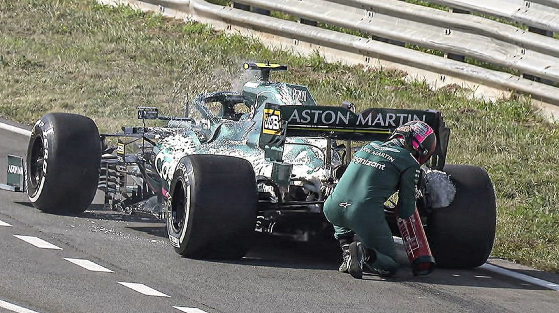 Vettel tem falha no motor durante TL1 do GP da Holanda e banca bombeiro