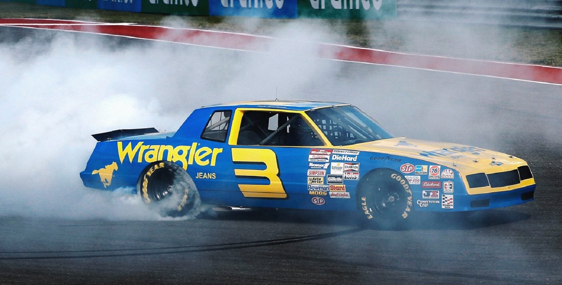 Vídeo: Ricciardo pilota carro da Nascar de Earnhardt no Circuito das ...