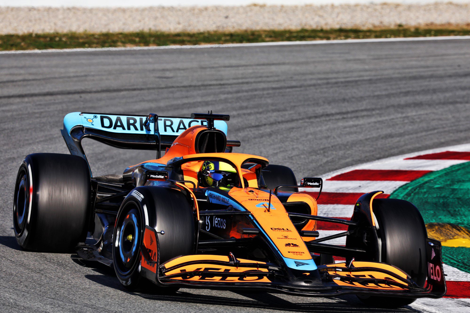 Hughes impressionado com novos carros da F1