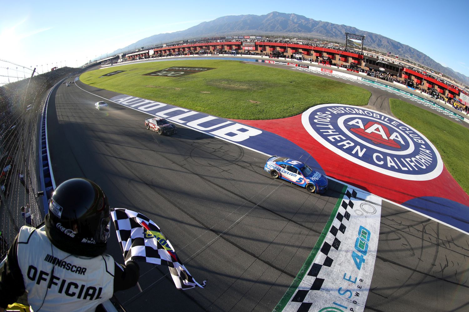 Kyle Larson brilha no final e vence em Fontana na Nascar