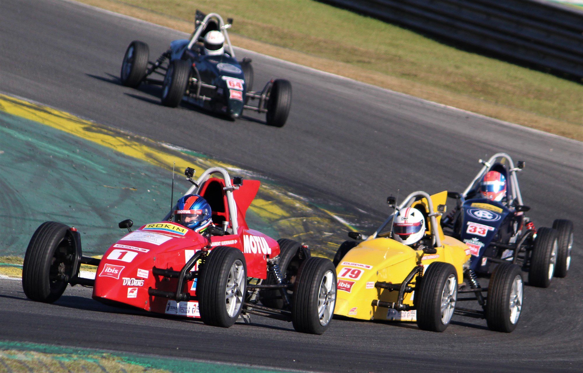 Fórmula Vee tem novos líderes após vitórias dramáticas em Interlagos