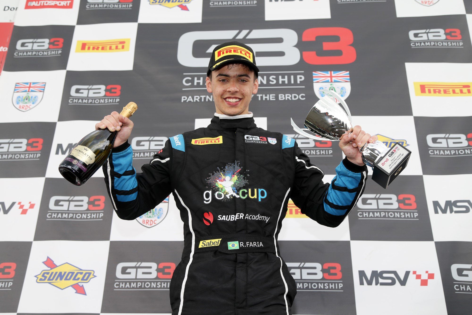 Em Donington Park, Roberto Faria conquista seu terceiro pódio na GB3 ...