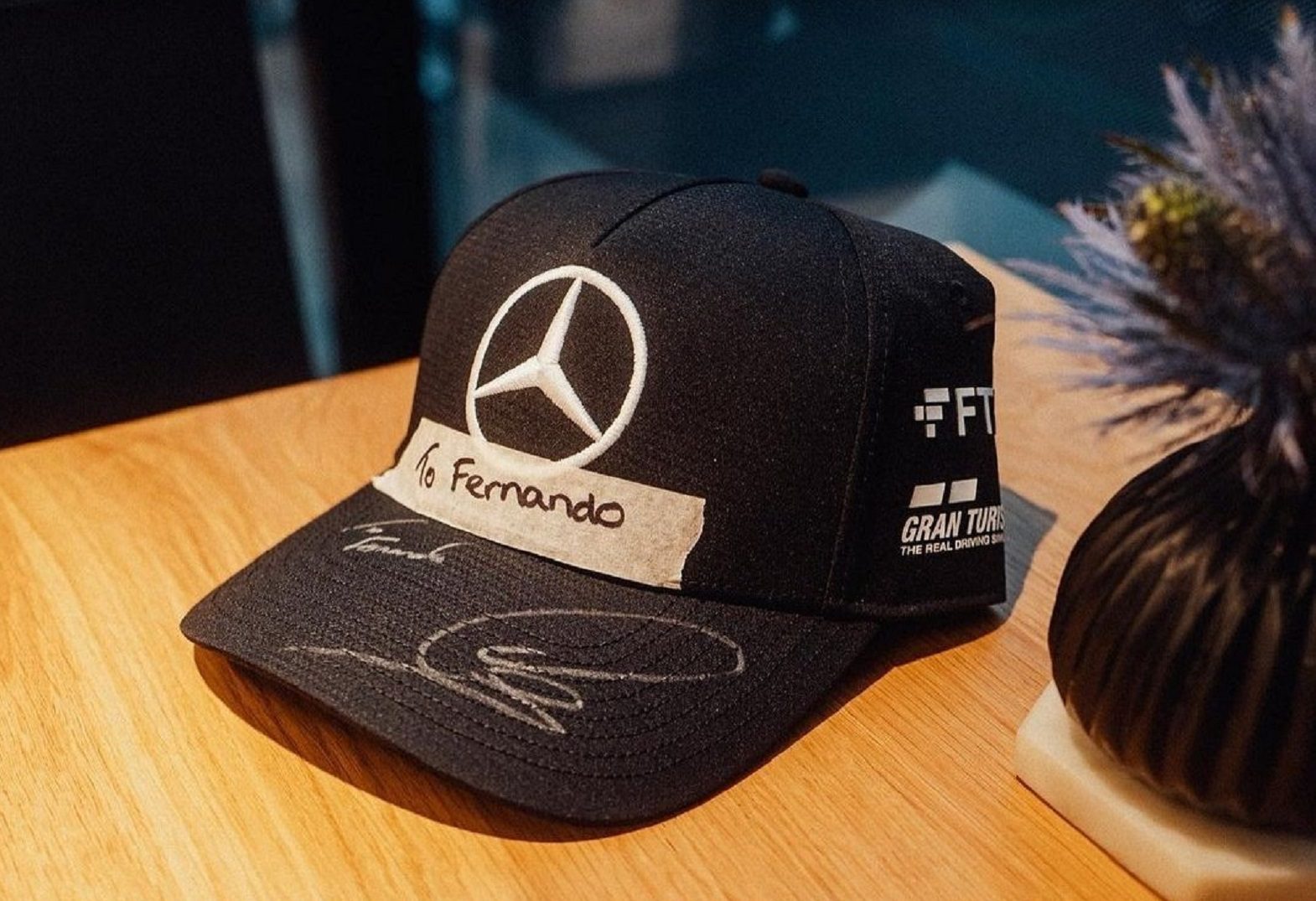 Foto: Hamilton assina boné da Mercedes e dedica a Alonso após GP da ...