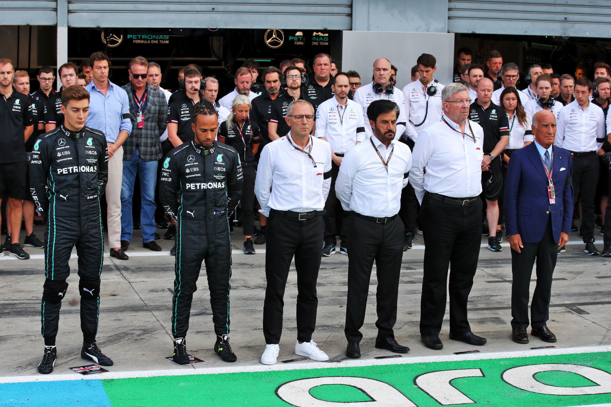 F1: Pilotos e equipe prestam homenagem a Rainha Elizabeth II no GP da ...