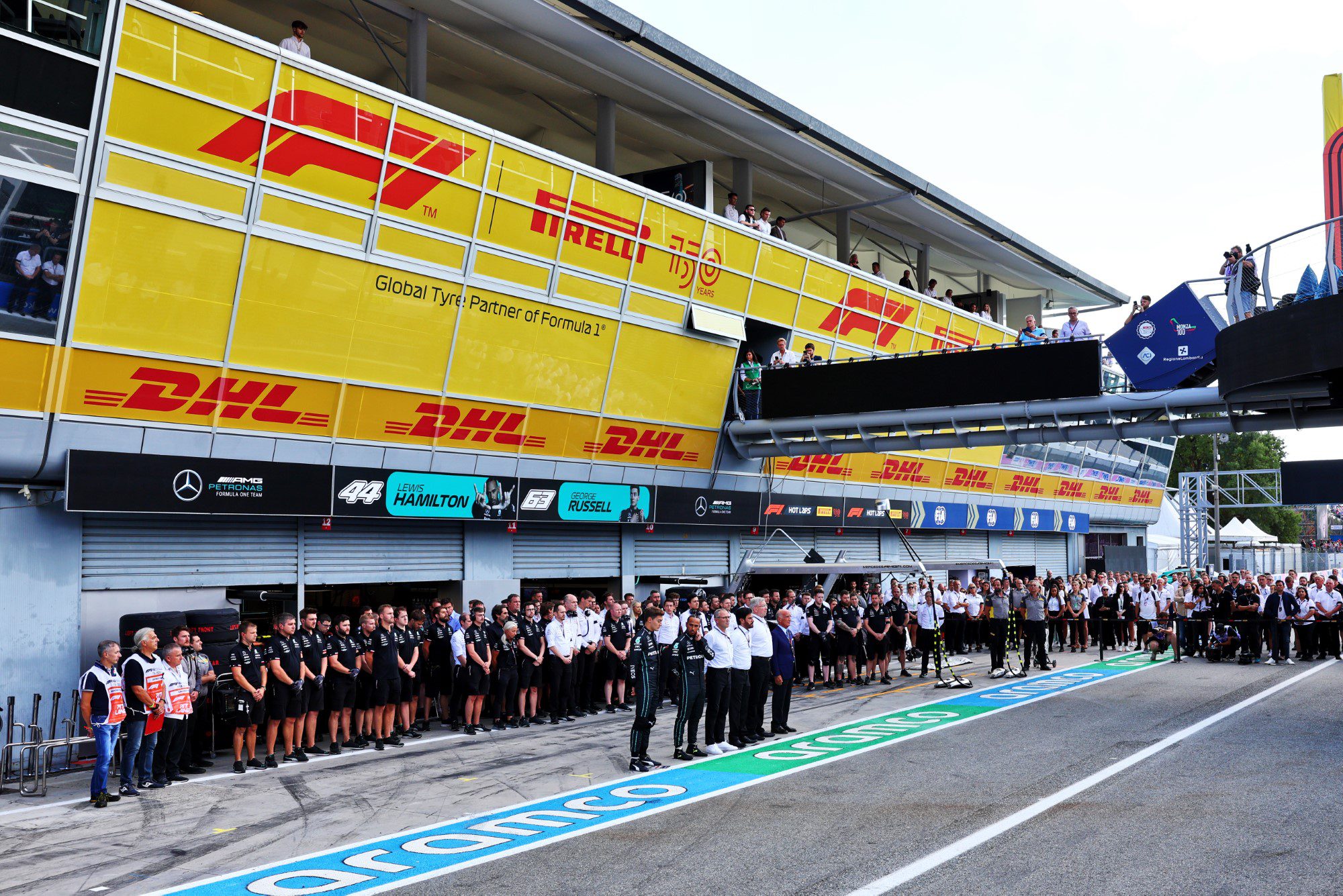 F1: Pilotos e equipe prestam homenagem a Rainha Elizabeth II no GP da ...