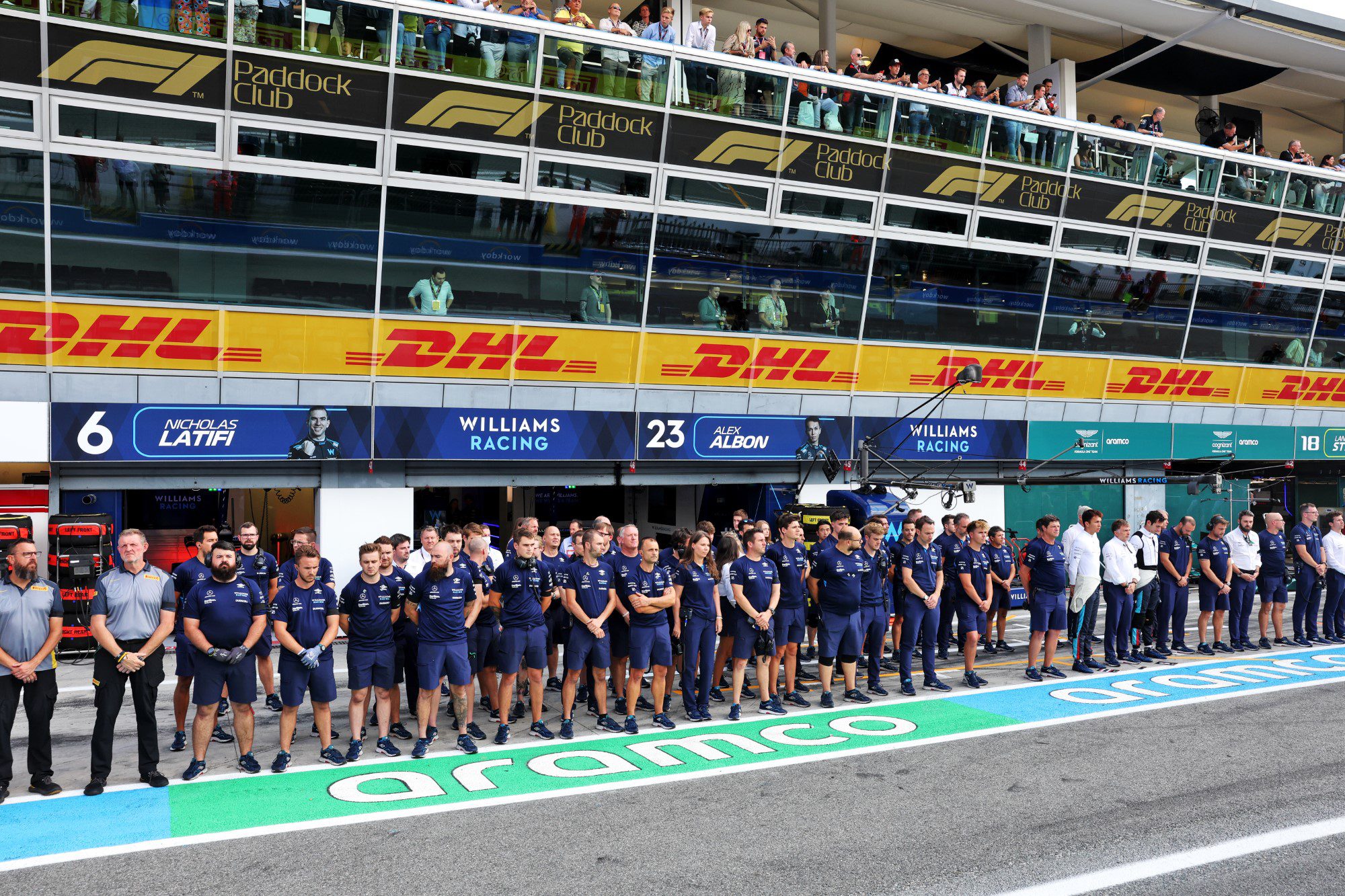 F1: Pilotos e equipe prestam homenagem a Rainha Elizabeth II no GP da ...