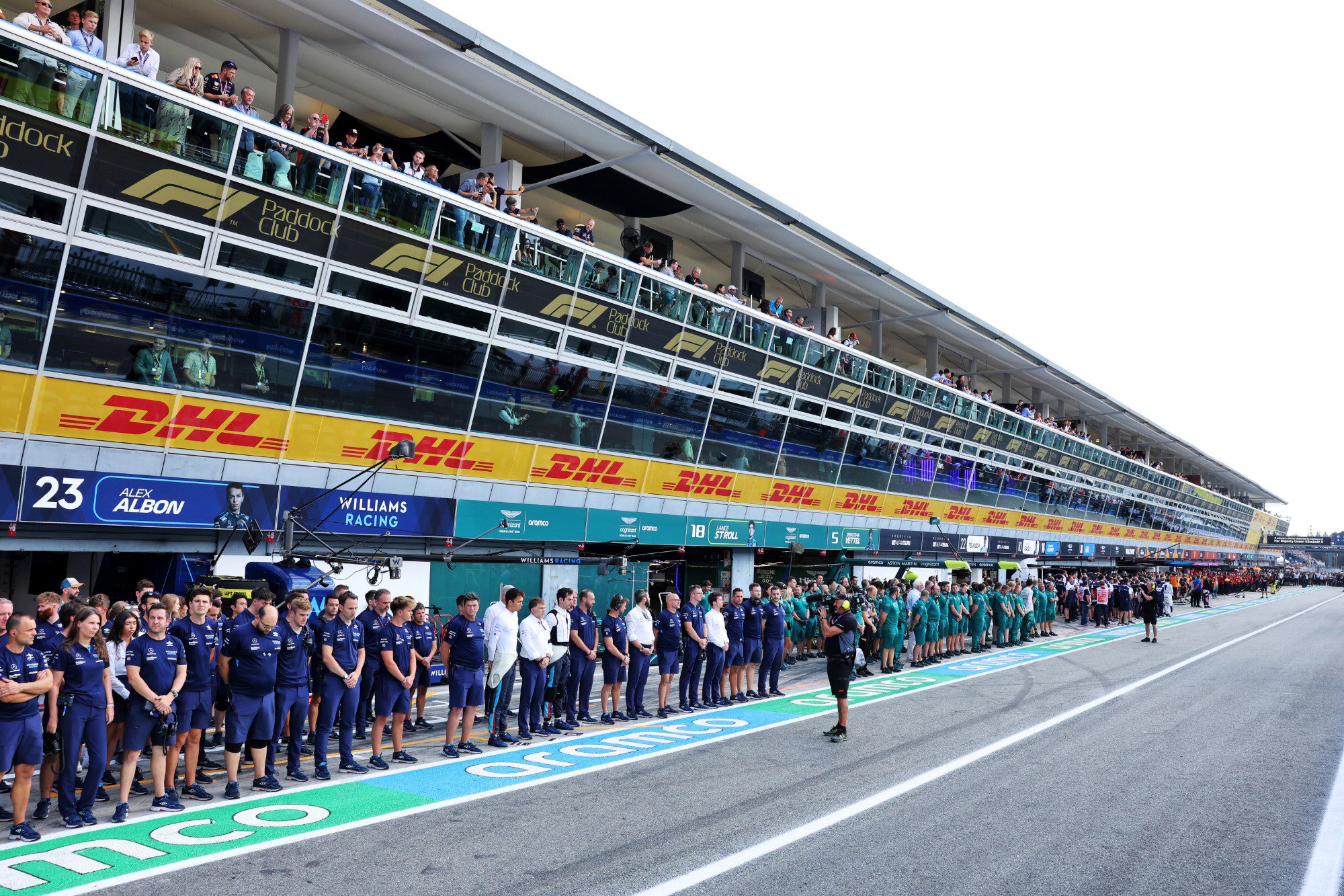 F1: Pilotos e equipe prestam homenagem a Rainha Elizabeth II no GP da ...