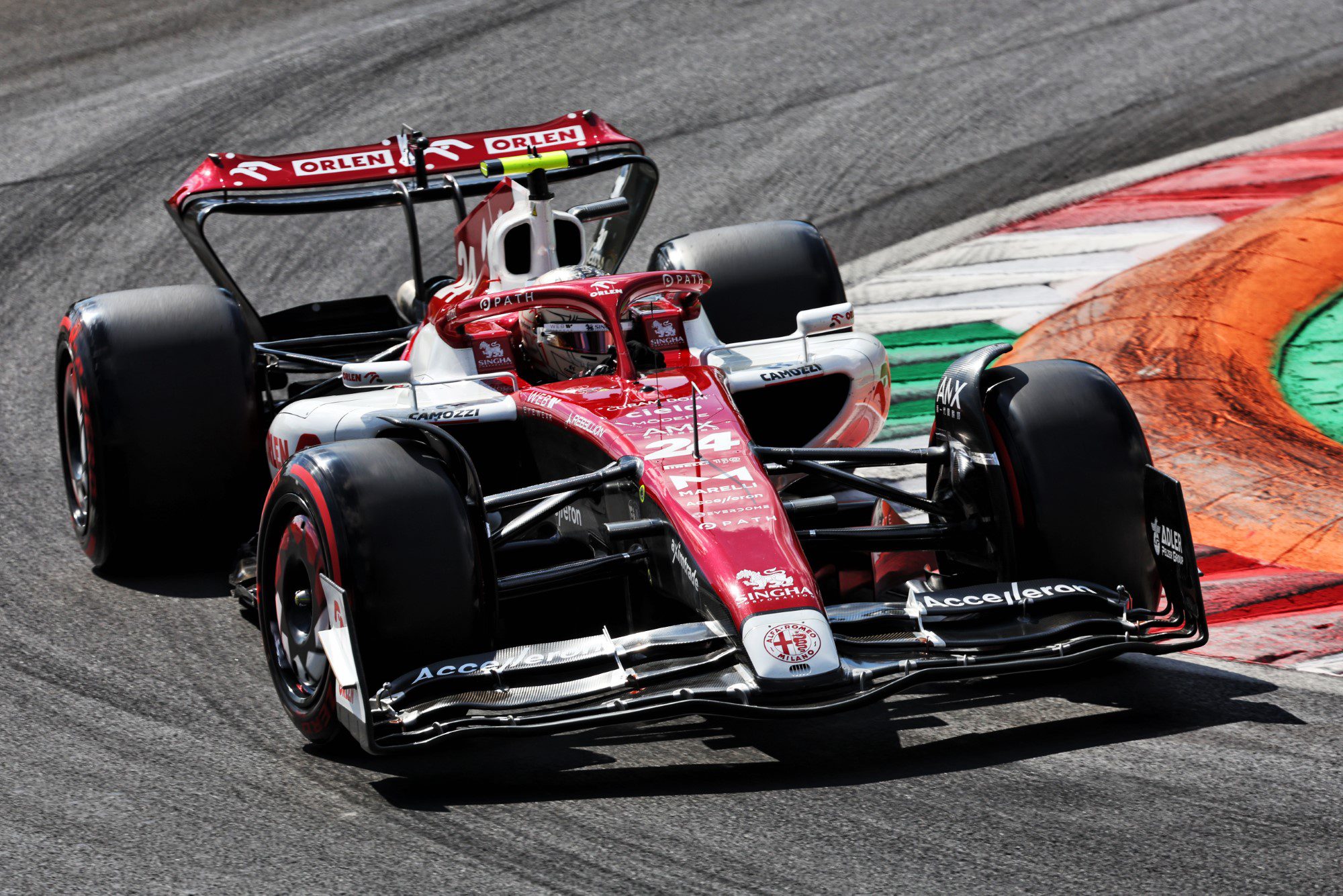 F1: Fim da seca da Alfa Romeo: Zhou termina nos pontos