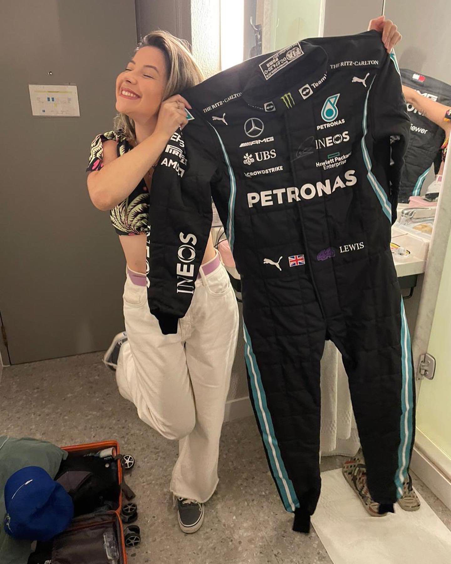 F1 – Foto: Casal de vídeo viral ganha macacão autografado por Hamilton ...