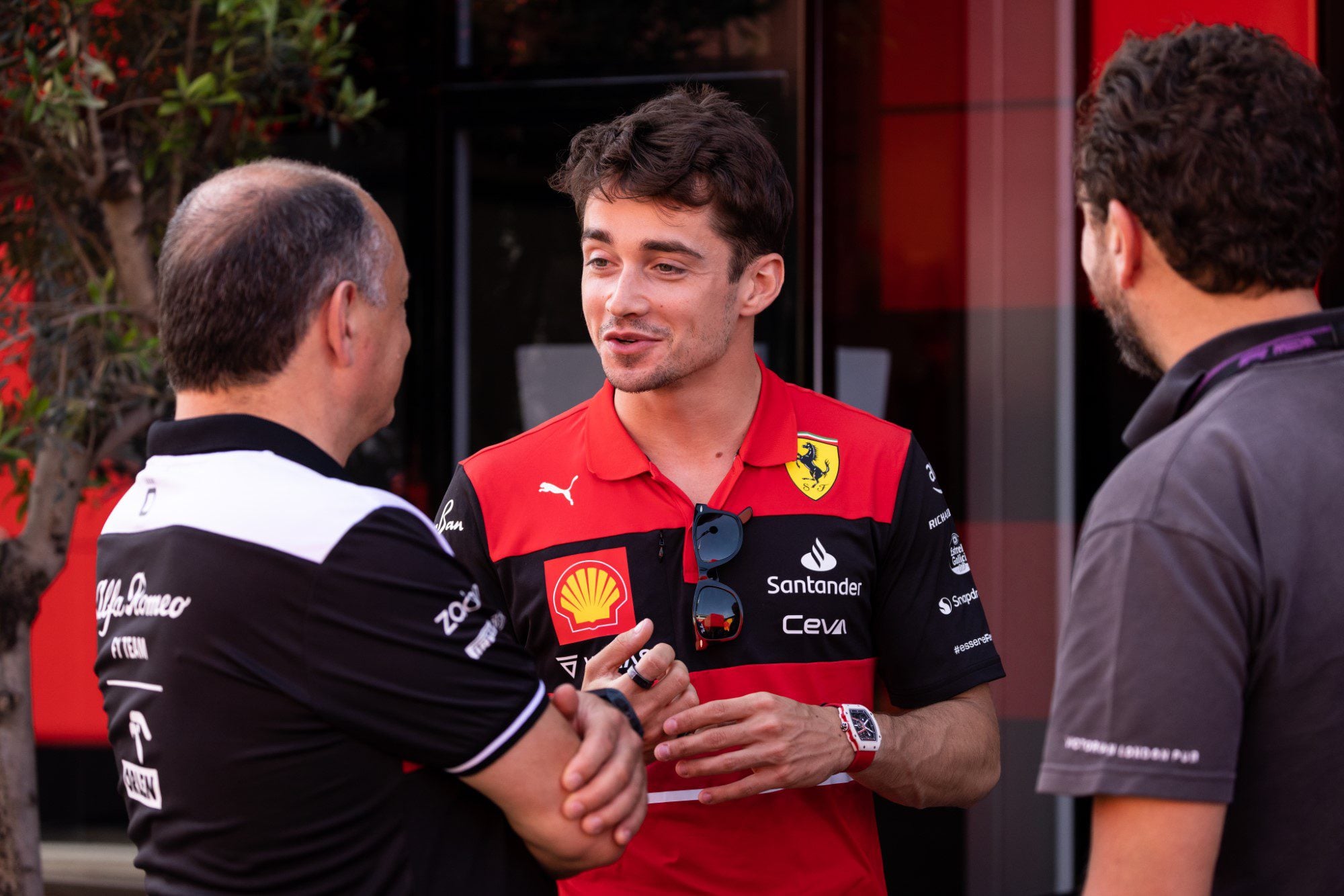 Sainz vê benefícios da relação Vasseur-Leclerc para a Ferrari na F1 2023