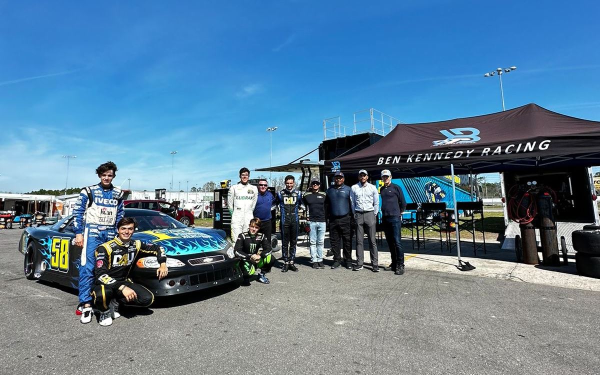 Pilotos da Nascar Brasil, irmãos Leo e Rafael Reis testam carro da ...