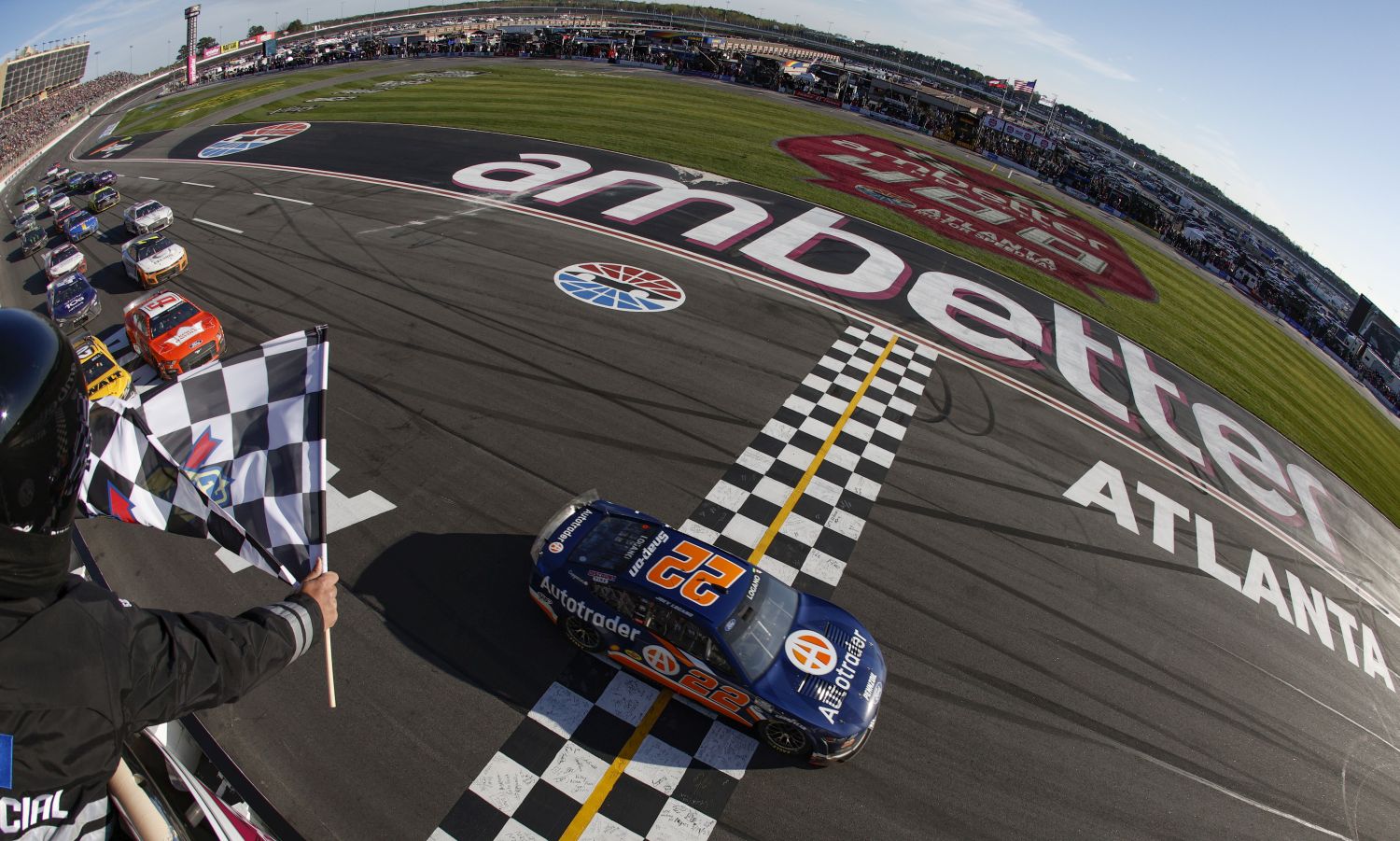 Nascar: Logano "dribla" Keselowski na volta final e vence em Atlanta