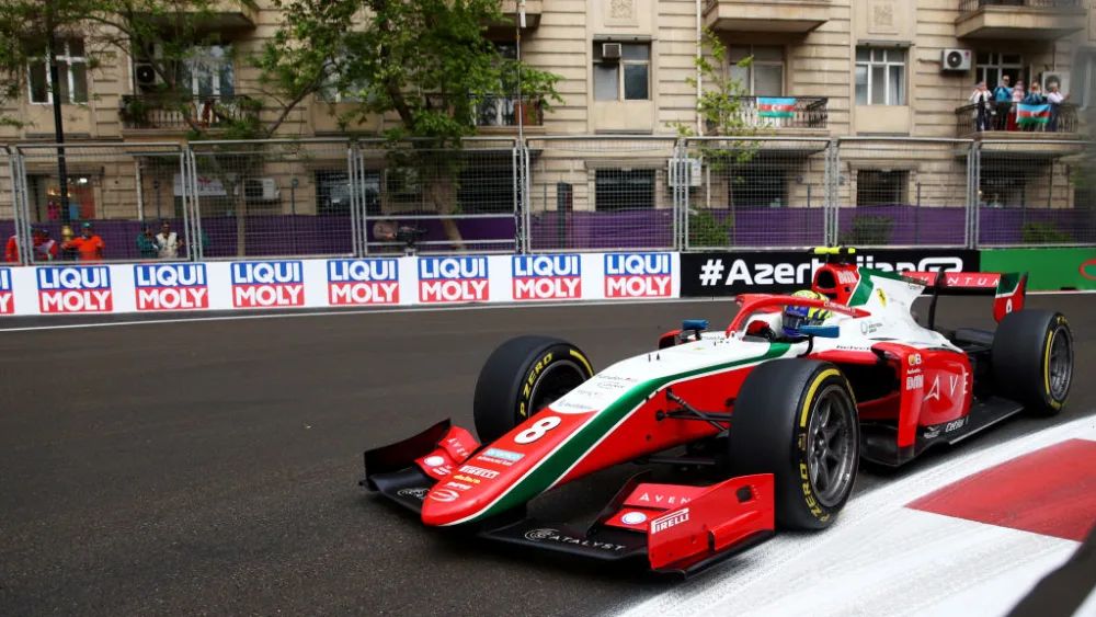 Bearman bate Fittipaldi e fatura pole position da F2 em Baku