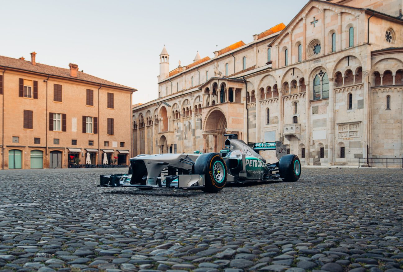 F1: Carro da primeira vitória de Hamilton na Mercedes vendido por $18.8 ...