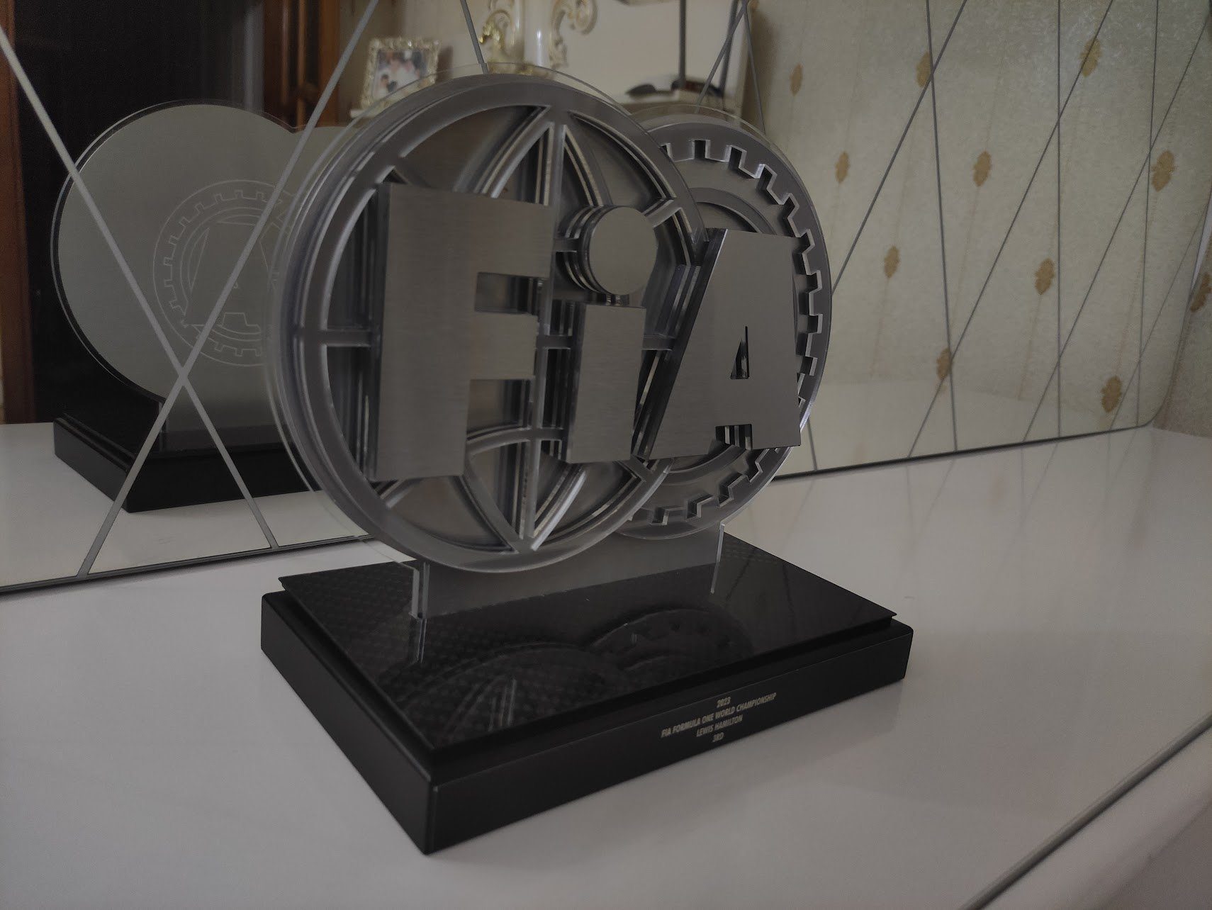 F1: Confusão sobre troféu de Hamilton esclarecida após declaração de fã