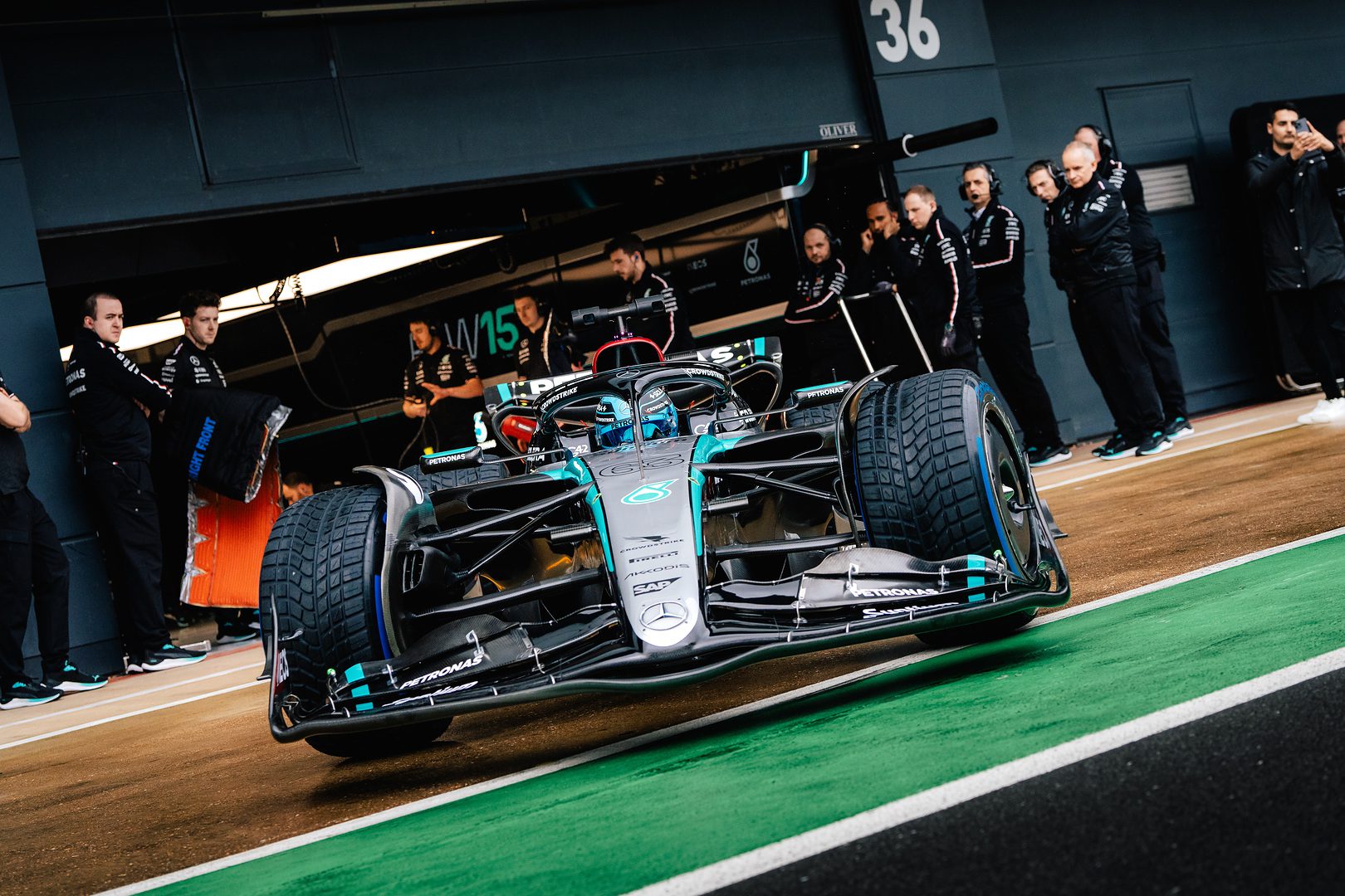 F1: Hamilton e Russell fazem shakedown com Mercedes W15
