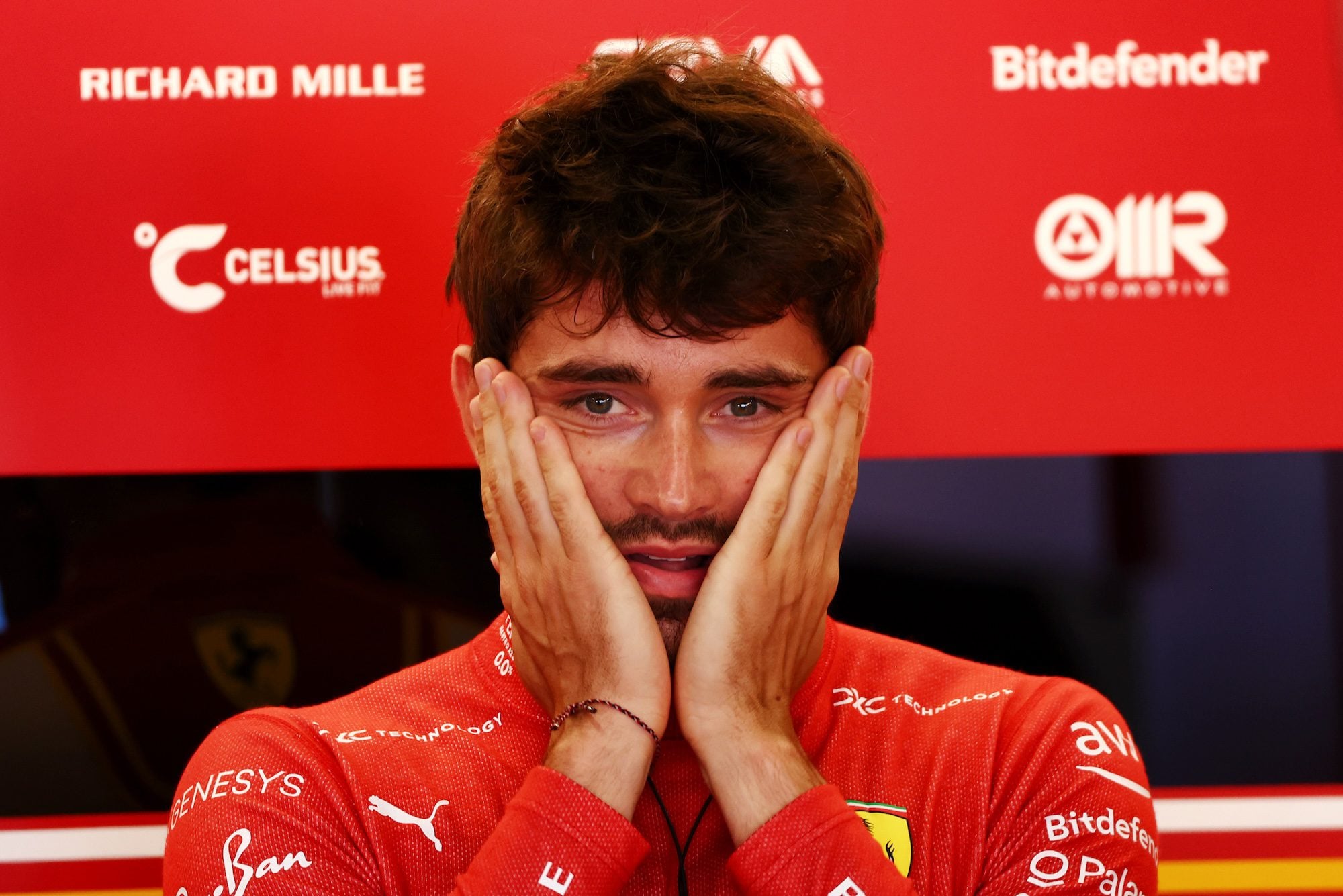 F1: Charles Leclerc comemora a chegada de seu novo cãozinho, Leo