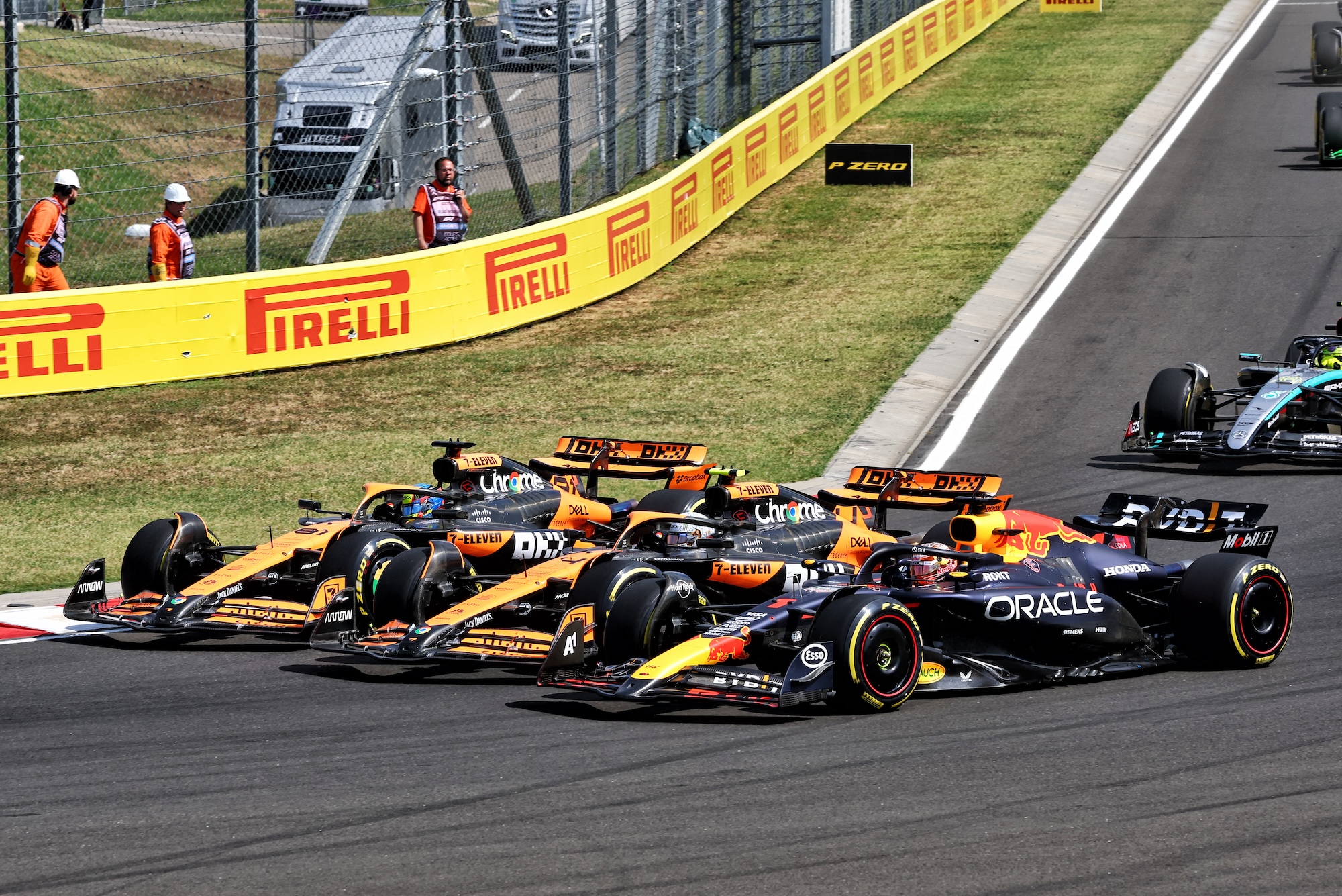 Piastri vence 1ª na F1 em dia de dobradinha da McLaren na Hungria; Hamilton e Verstappen batem