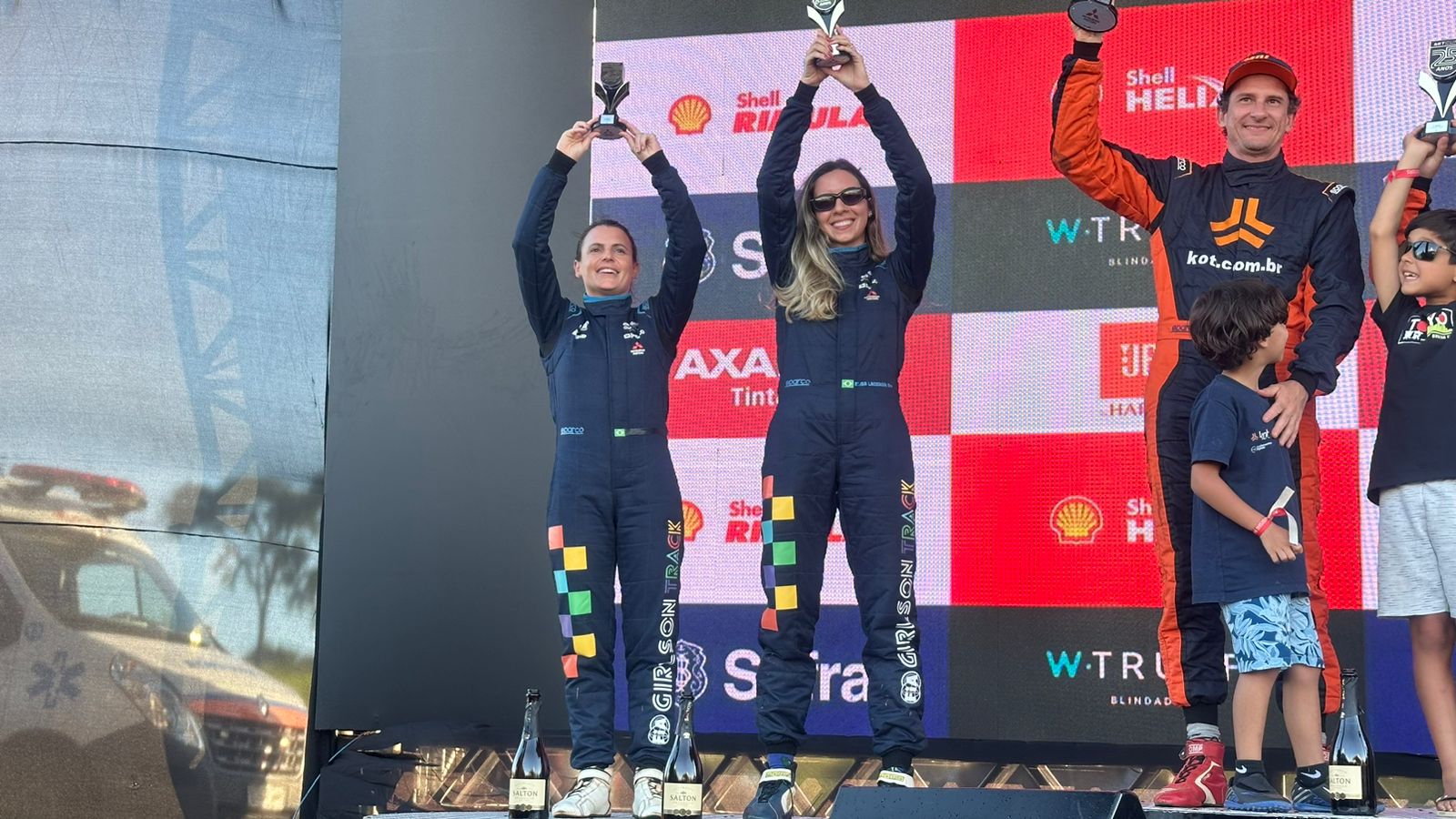 Dupla feminina do FIA Girls on Track Brasil estreia no pódio na final ...