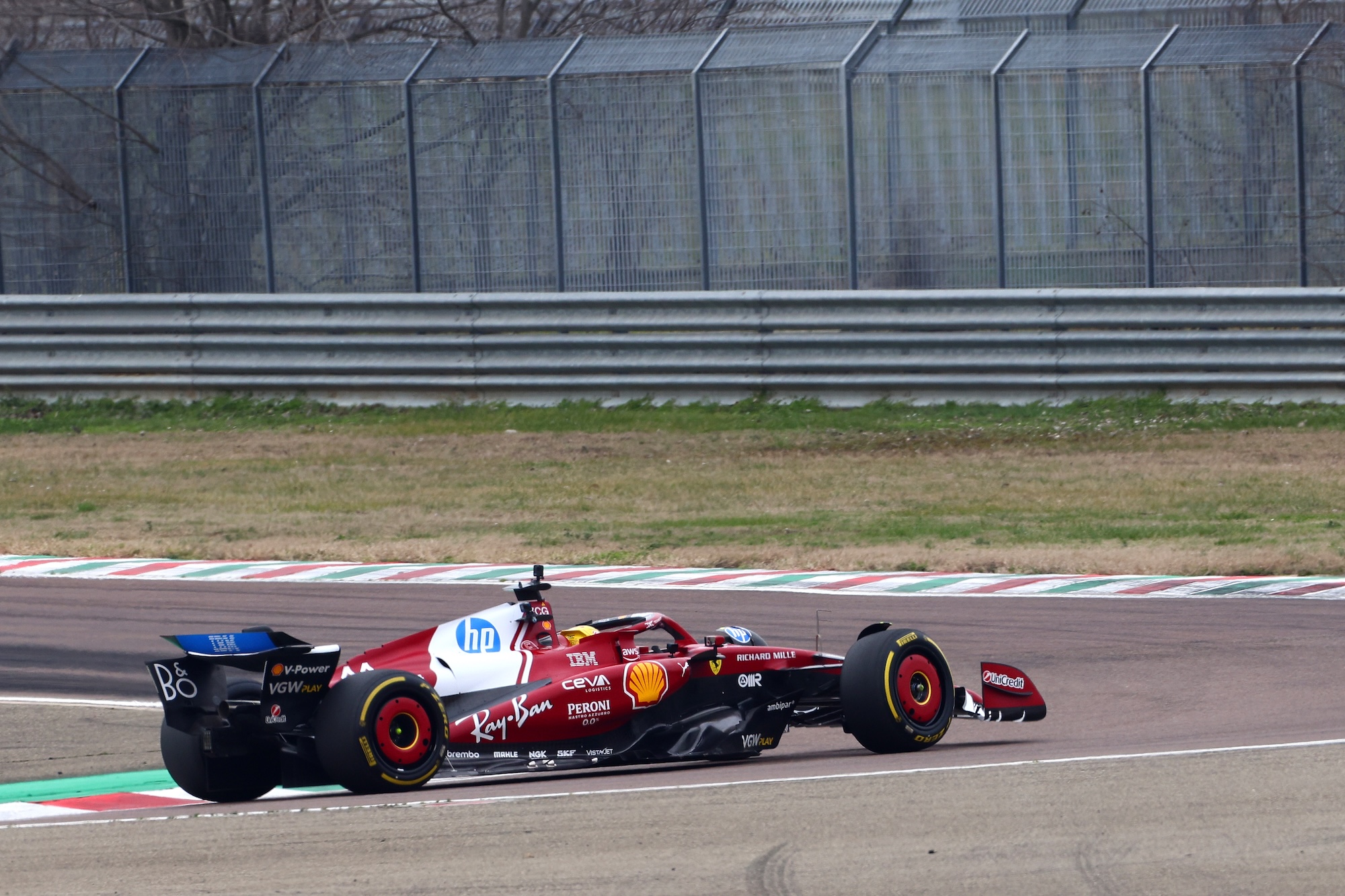 Fórmula 1: Hamilton impressionado com carro da Ferrari