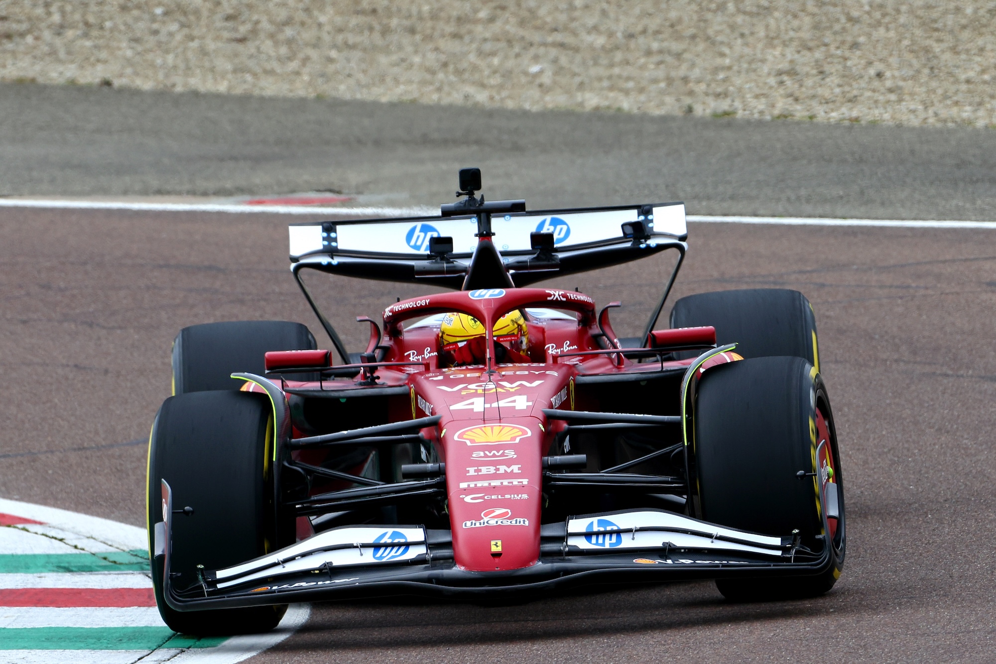Fórmula 1: Hamilton compara carro da Ferrari com o da Mercedes