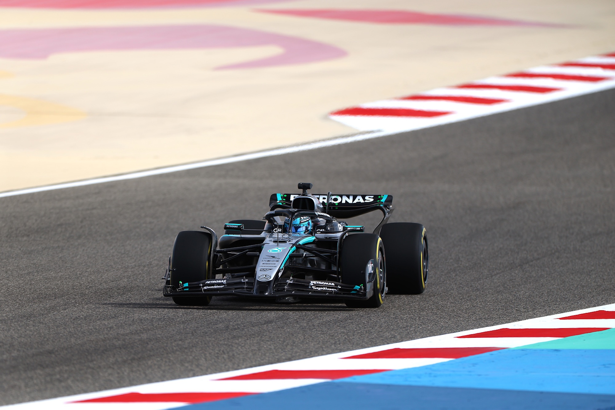 F1: Russell leva W16 para pista pela primeira vez