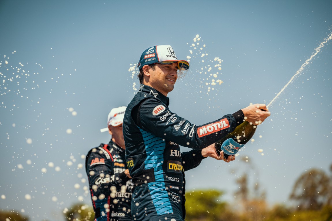 Em alta, Nelson Piquet Jr. lidera luta pelo título do TCR Brasil